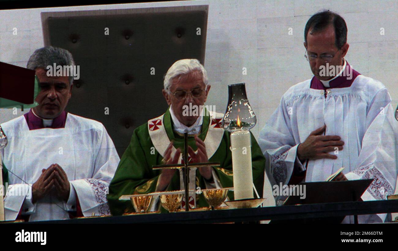 Papst Benedikt XVI im Berliner Olympia-Stadion Josef Ratzinger Der ...