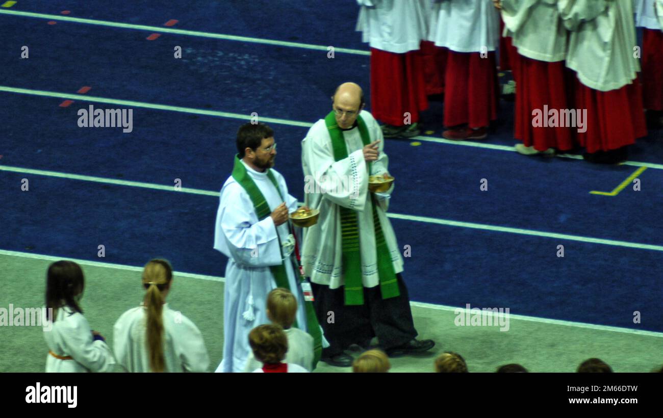 Papst Benedikt XVI im Berliner Olympia-Stadion Josef Ratzinger ...