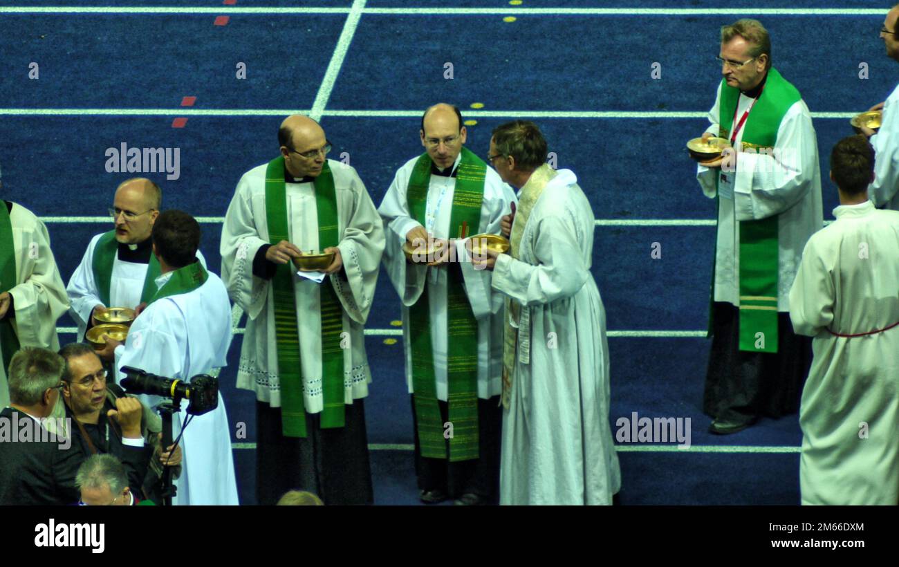Papst Benedikt XVI im Berliner Olympia-Stadion Josef Ratzinger ...