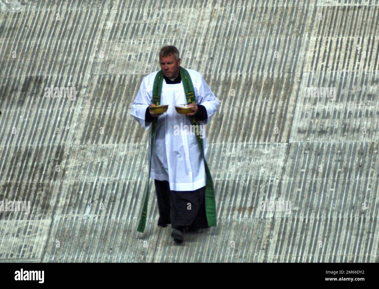 Papst Benedikt XVI im Berliner Olympia-Stadion Josef Ratzinger ...