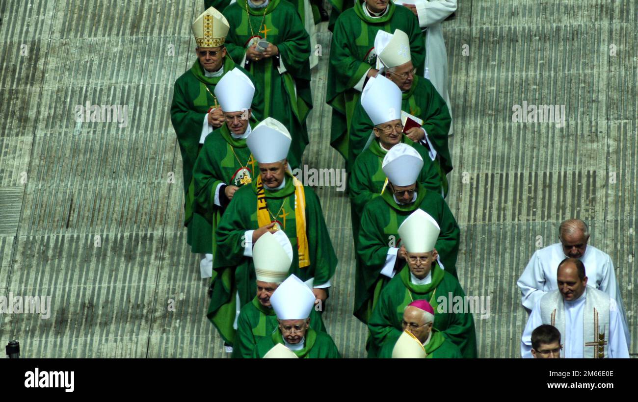 Papst Benedikt XVI im Berliner Olympia-Stadion Josef Ratzinger Die ...