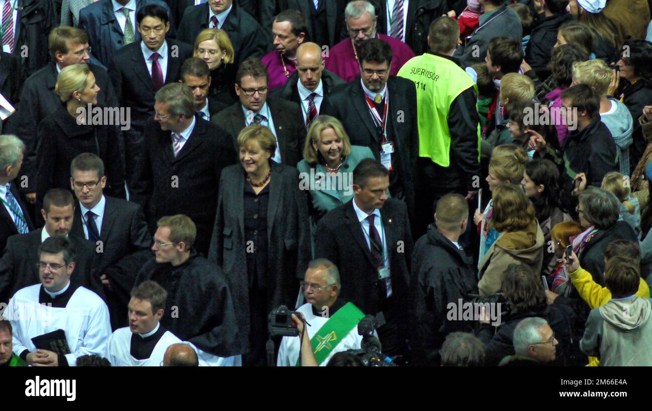 Papst Benedikt XVI im Berliner Olympia-Stadion Josef Ratzinger ...