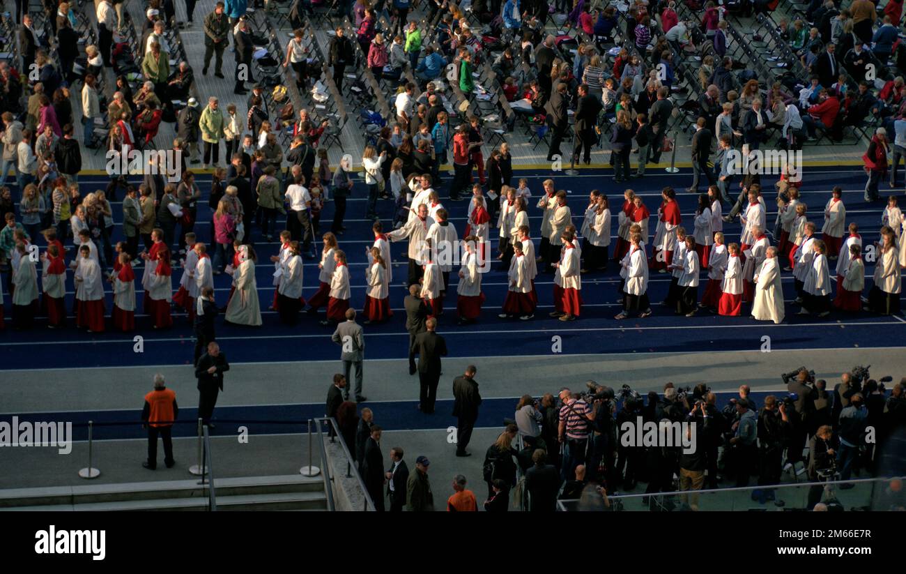 Papst Benedikt XVI im Berliner Olympia-Stadion Josef Ratzinger ... Papst Benedikt XVI im Berliner Olympia-Stadion Josef Ratzinger ...
