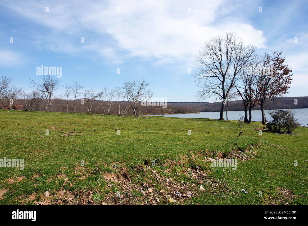 Omerli Dam Lake Esenceli Shores in Istanbul, Turkey Stock Photo - Alamy
