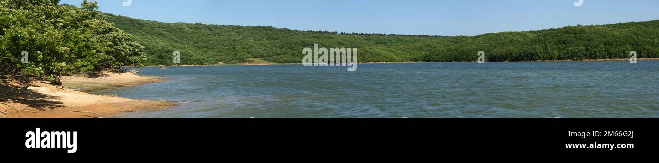 Omerli Dam Lake Esenceli Shores in Istanbul, Turkey Stock Photo - Alamy
