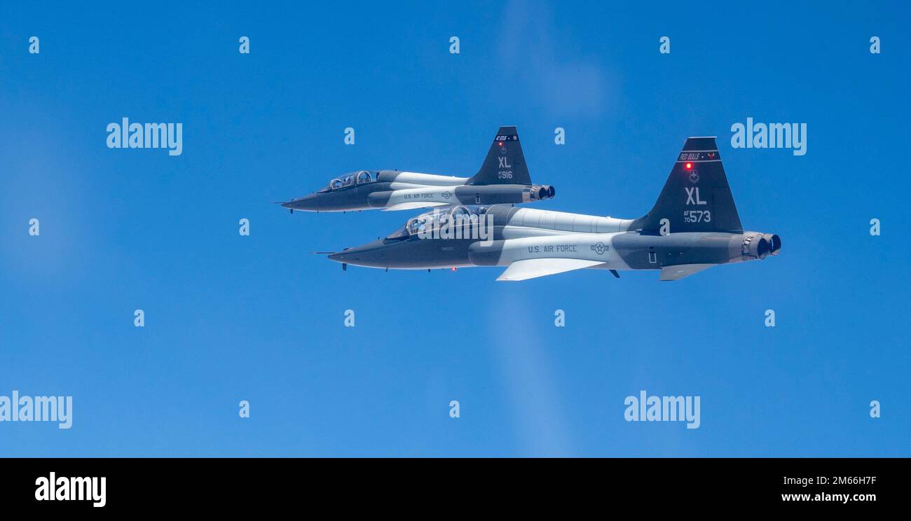 Two T-38 Talons from Laughlin Air Force Base, Texas, fly to meet 2 F-16 ...