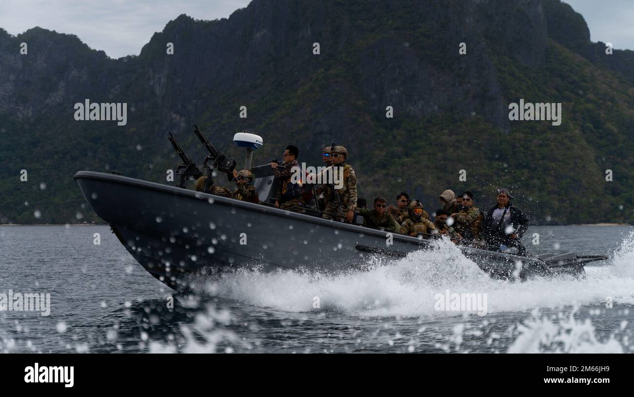 Members of the Philippine Navy Special Operations Group, U.S. Navy ...