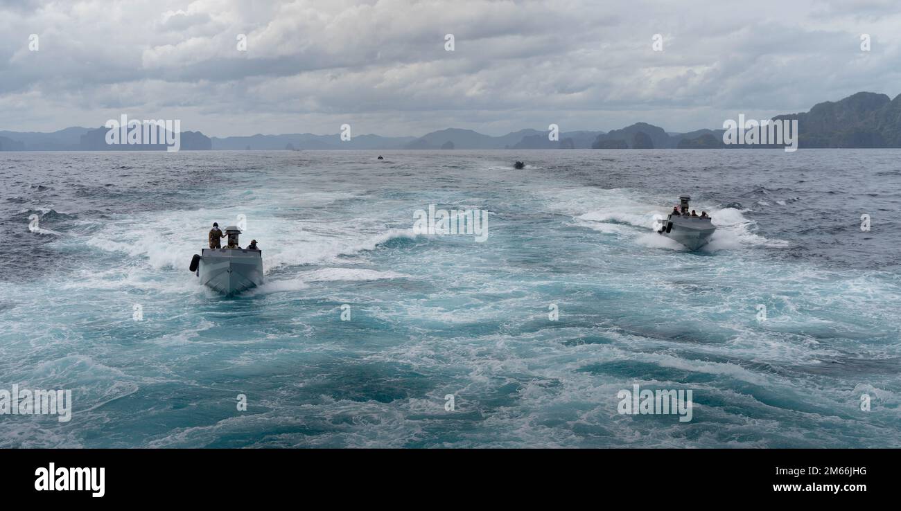 Members of the Philippine Navy Special Operations Group, U.S. Navy ...