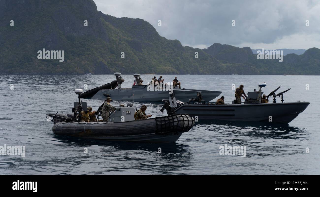 Members of the Philippine Navy Special Operations Group, U.S. Navy ...