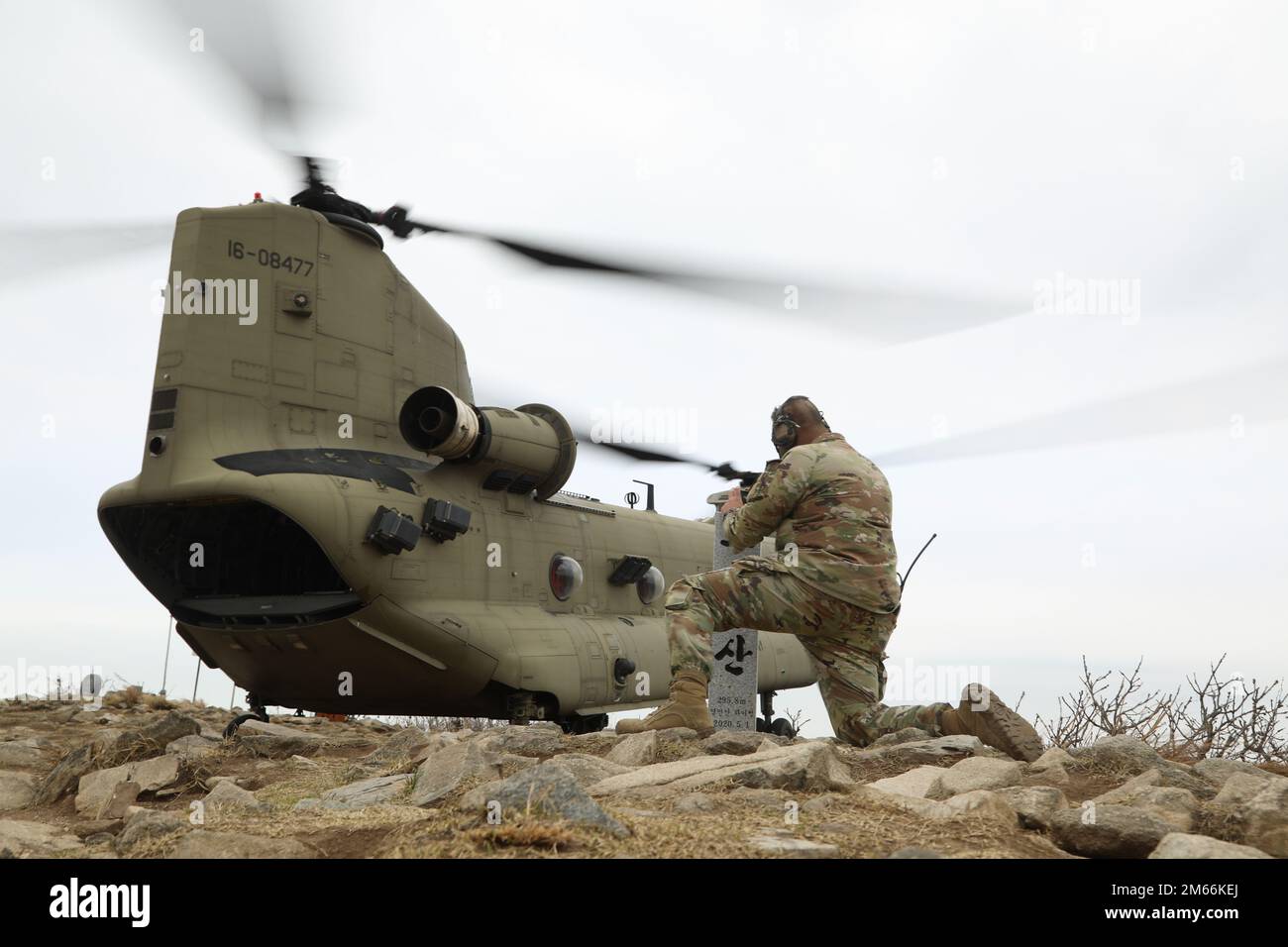 Soldiers from 4-6 Air Cavalry Squadron, 16th Combat Aviation Brigade ...
