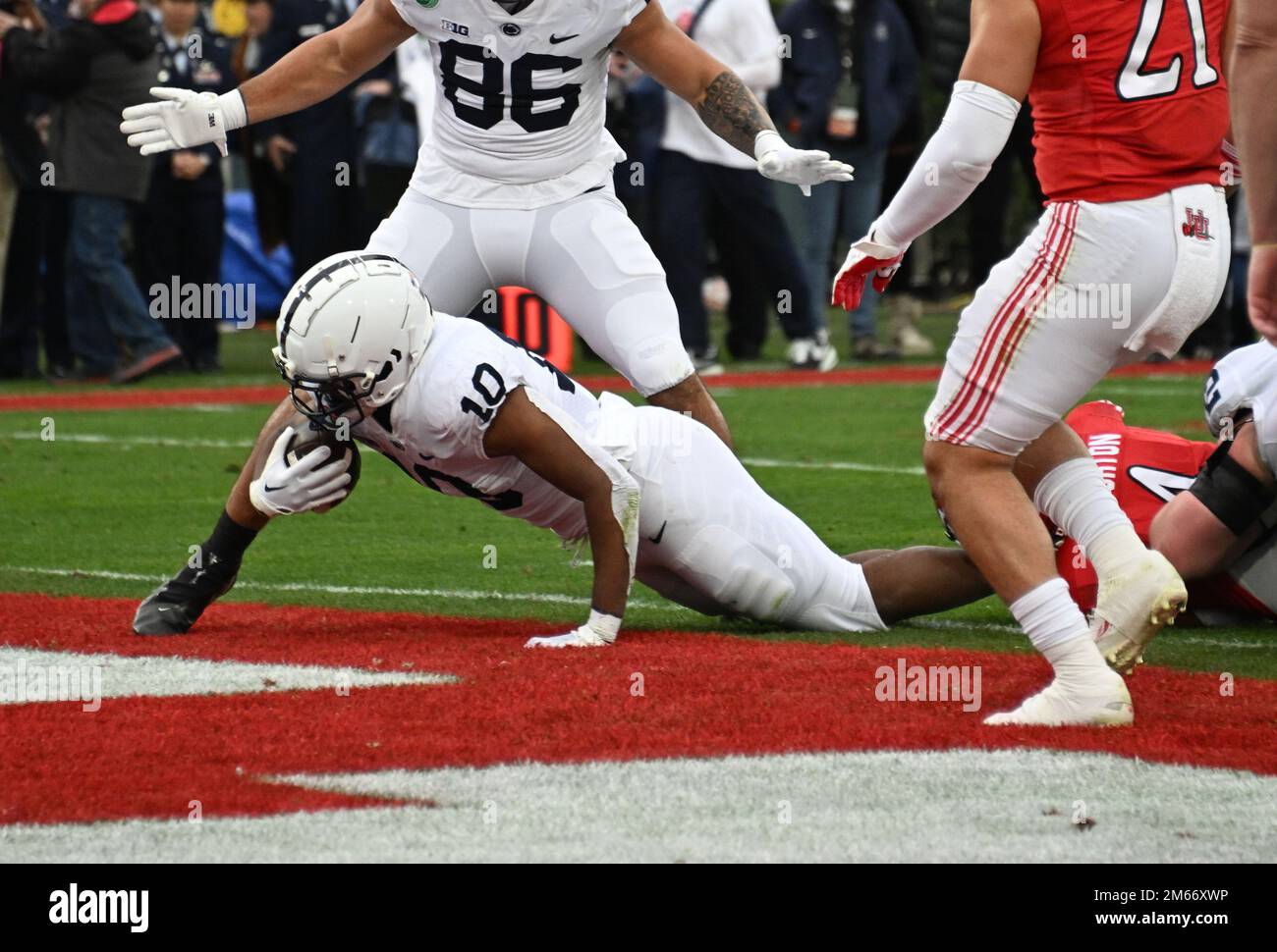 Penn State Nittany Lions running back Nicholas Singleton (10) scores on ...
