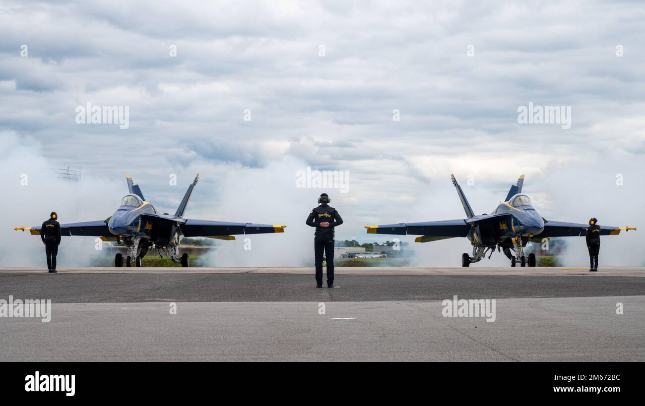 The U.S. Navy Flight Demonstration Squadron, the Blue Angels, start ...