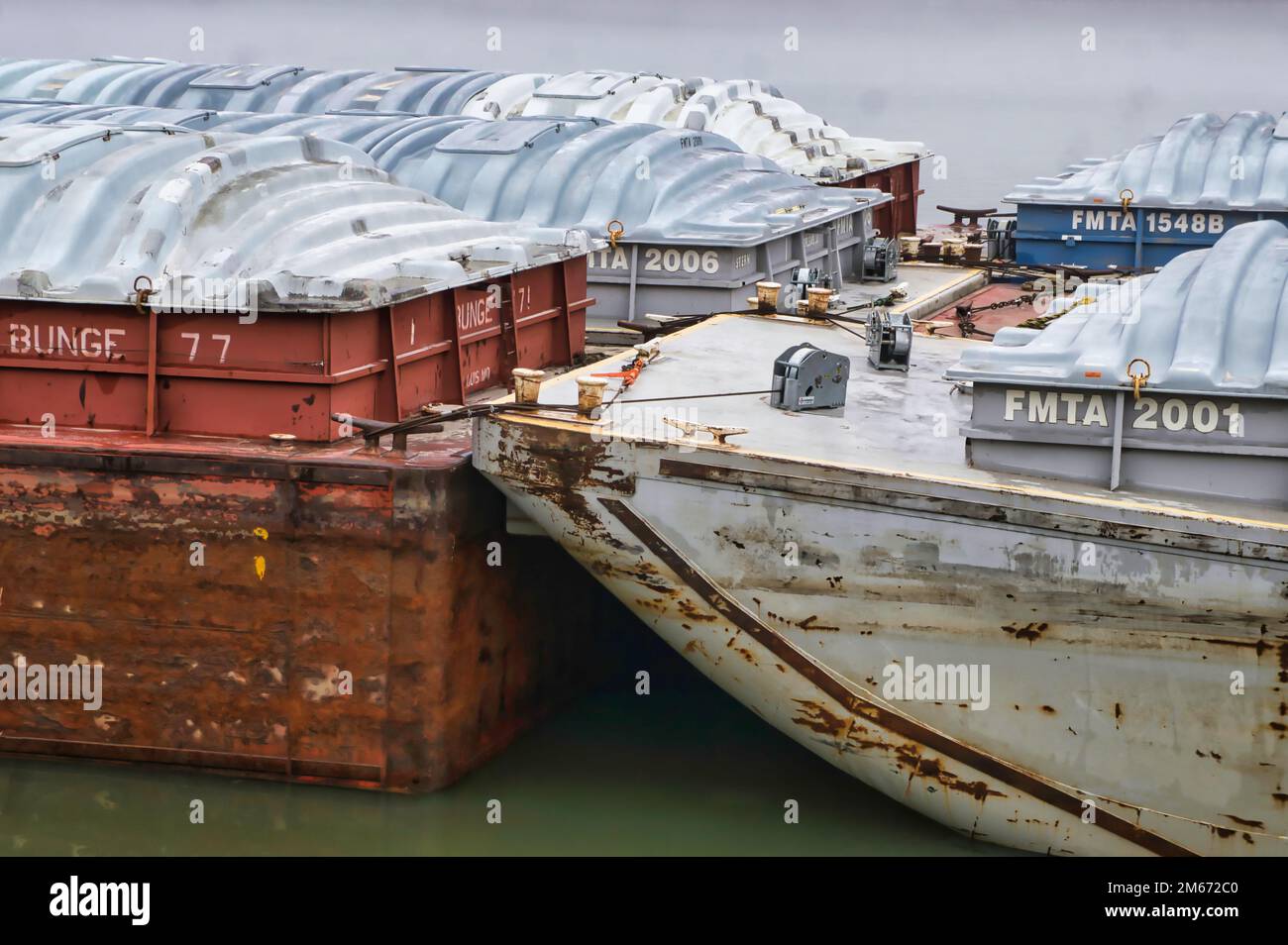 Up close images of barges on the Ohio river Stock Photo - Alamy