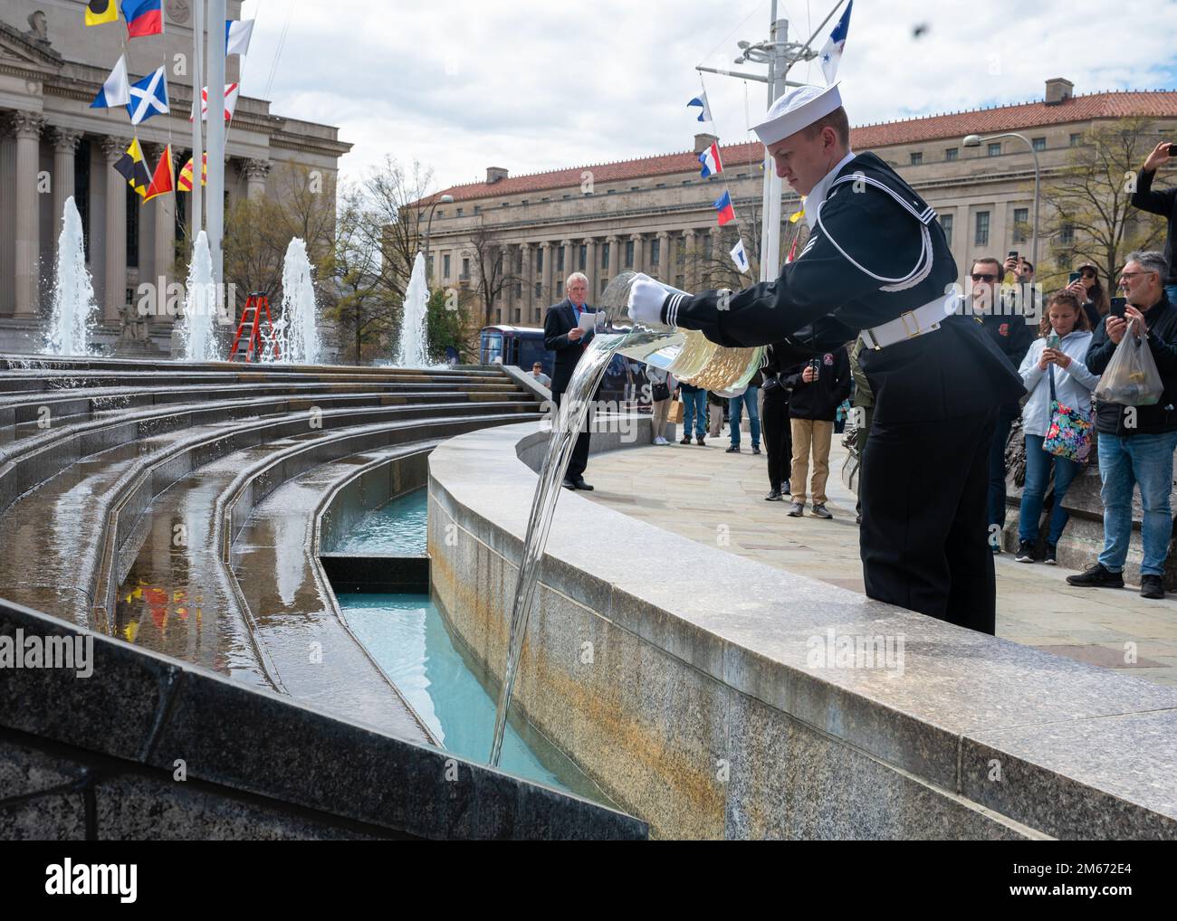 220409-N-VP266-1132 WASHINGTON (April 9, 2022) -- U.S. Navy Seaman ...
