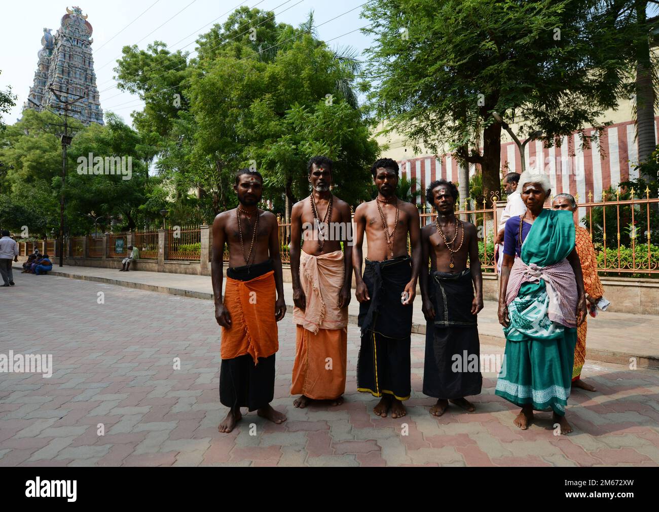 Pilgrims at the meenakshi amman temple hi-res stock photography and ...