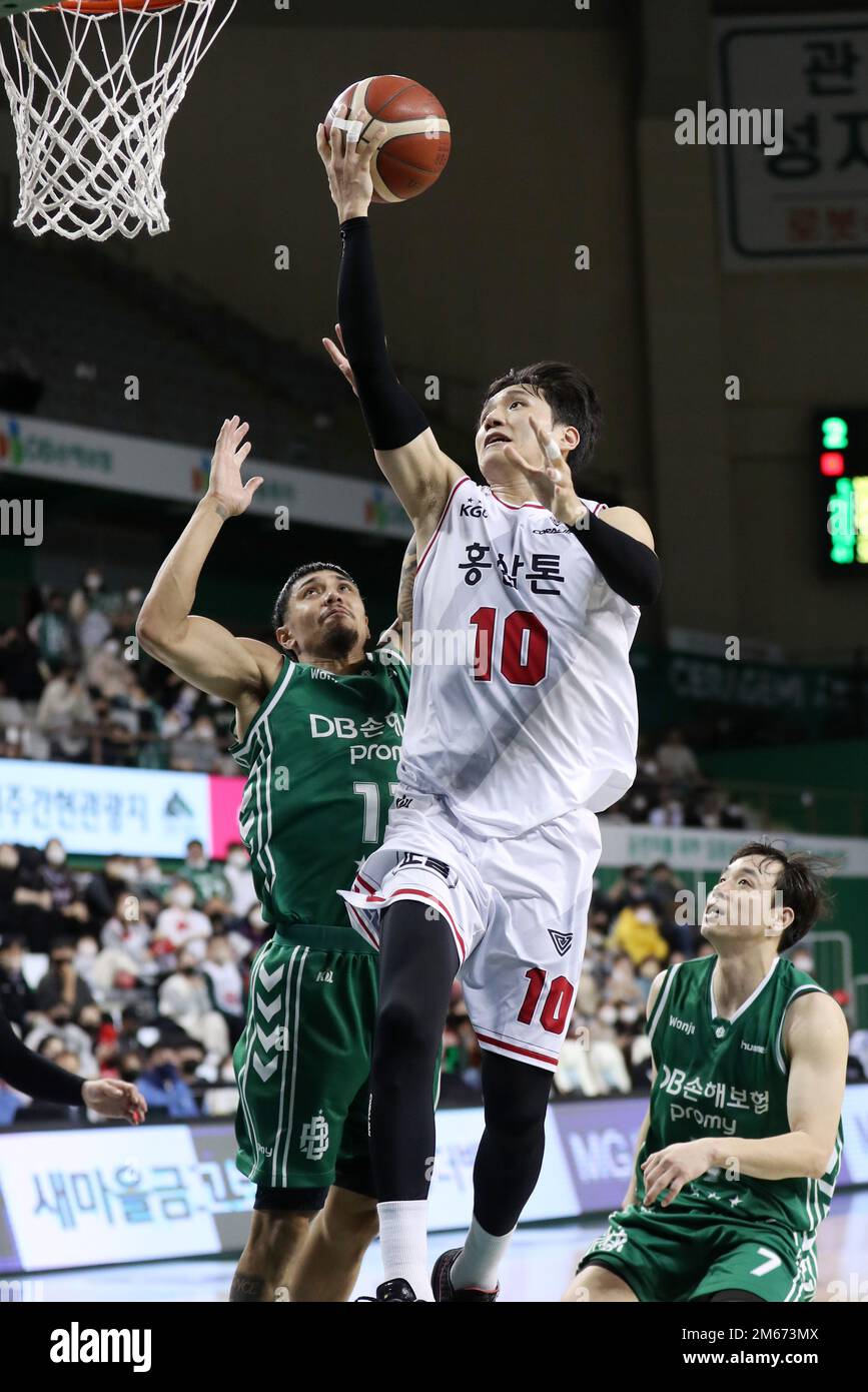 03rd Jan, 2023. Basketball: Wonju DB Promy vs. Anyang KGC Moon Sung-gon (C) of the Anyang KGC ...