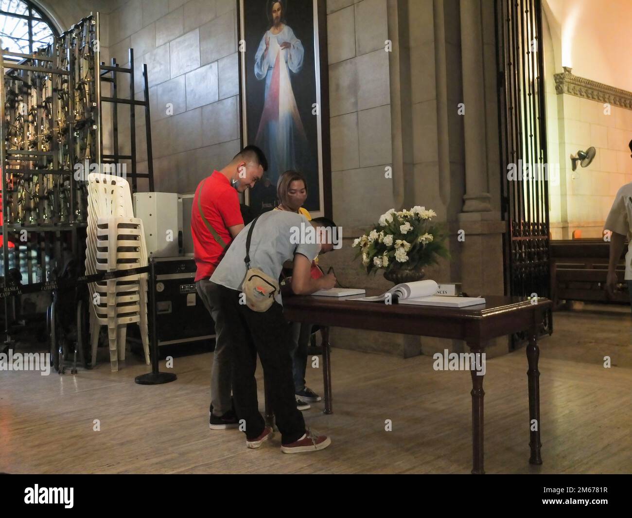 Catholic faithful write their messages and wishes for the deceased Pope ...