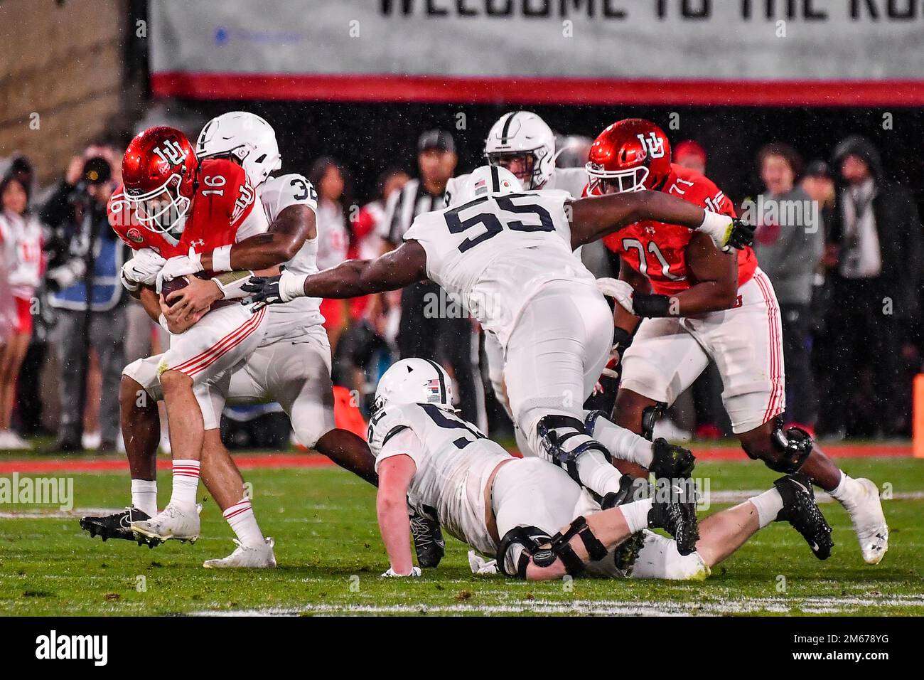 Pasadena, CA. 2nd Jan, 2023. Utah Utes quarterback Bryson Barnes (16 ...