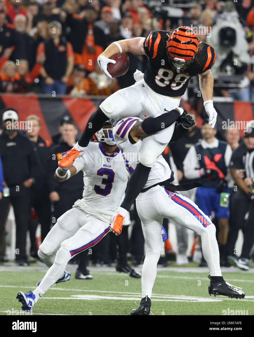 Cincinnati, United States. 02nd Jan, 2023. Cincinnati Bengals tight end ...