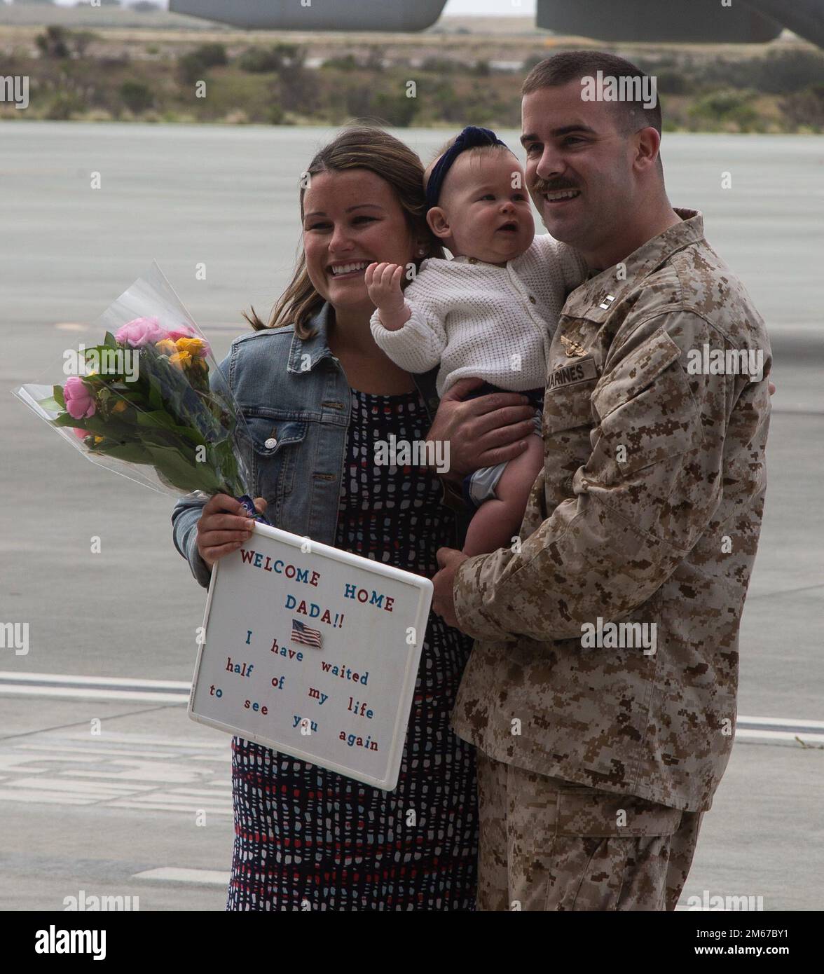 U.S. Marines and their families reunite after Marine Medium Tiltrotor ...