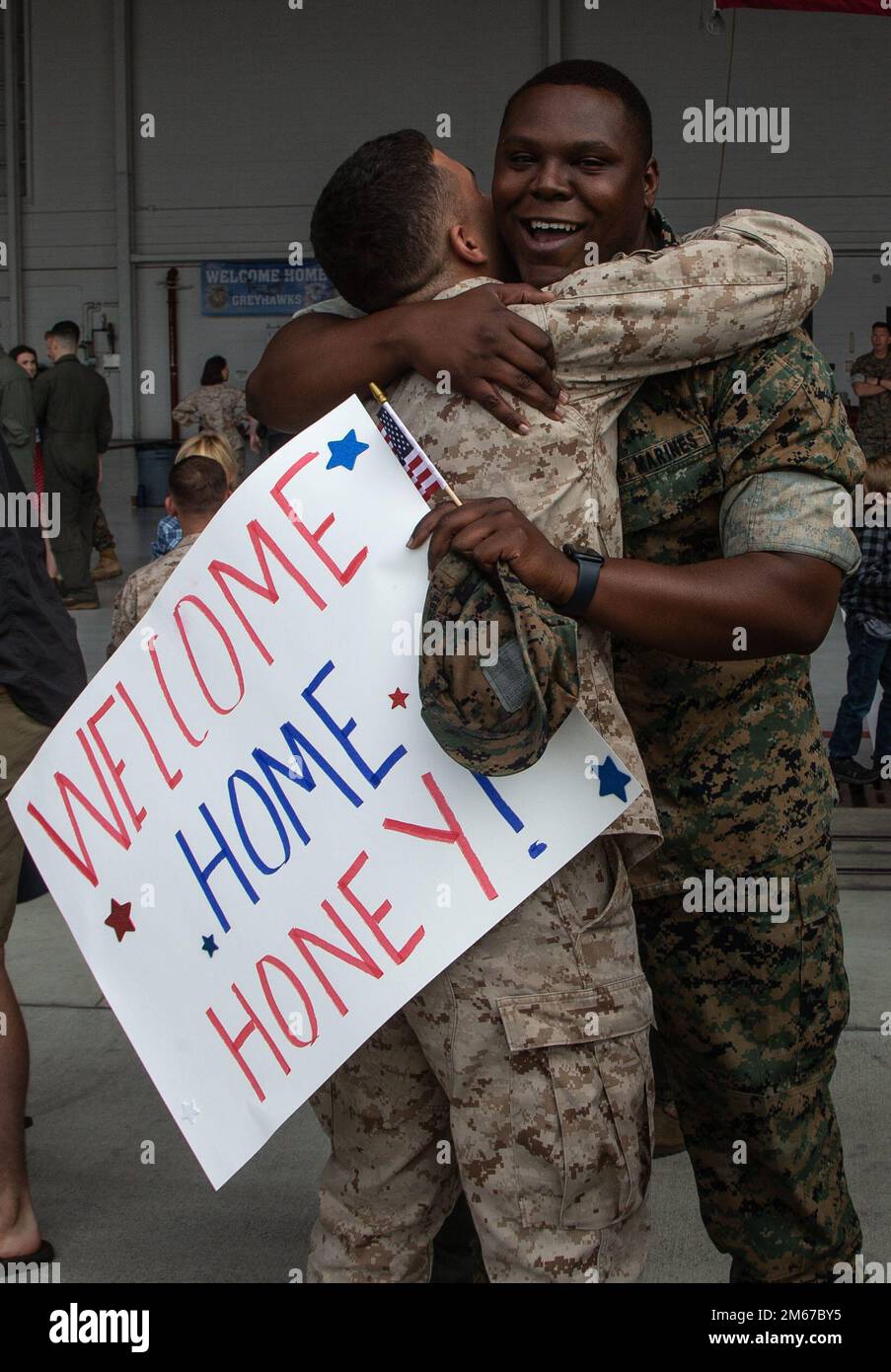 U.S. Marines and their families reunite after Marine Medium Tiltrotor ...