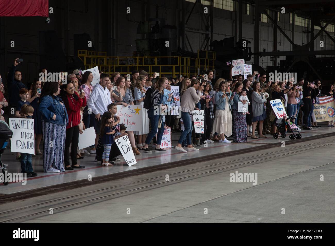U.S. Marines and their families reunite after Marine Medium Tiltrotor ...