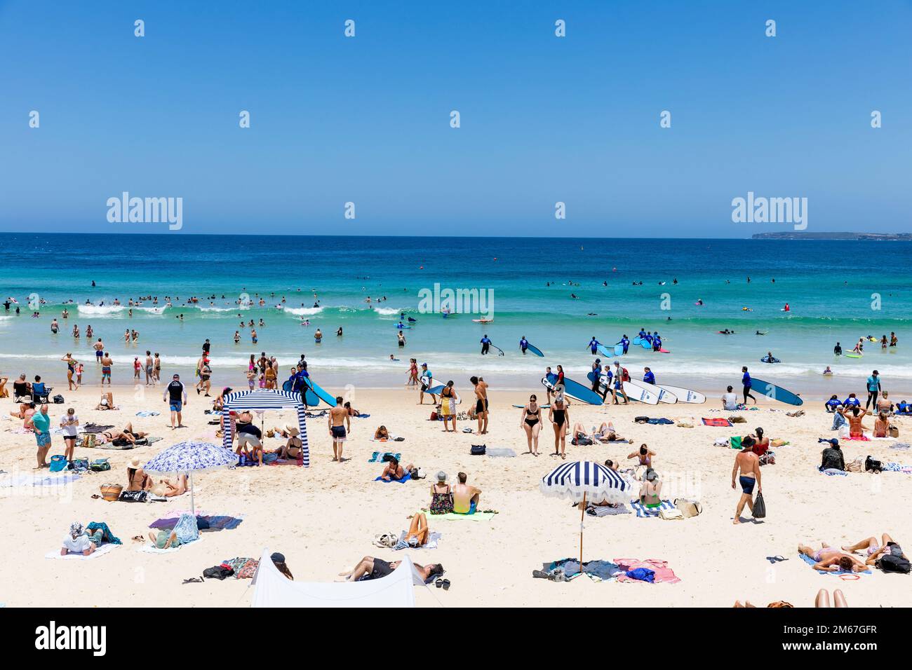 Sydney beach summer 2023 hi-res stock photography and images - Alamy