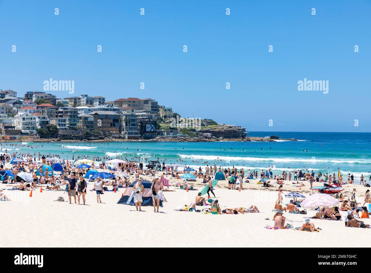 Sydneys famous beach hi-res stock photography and images - Alamy