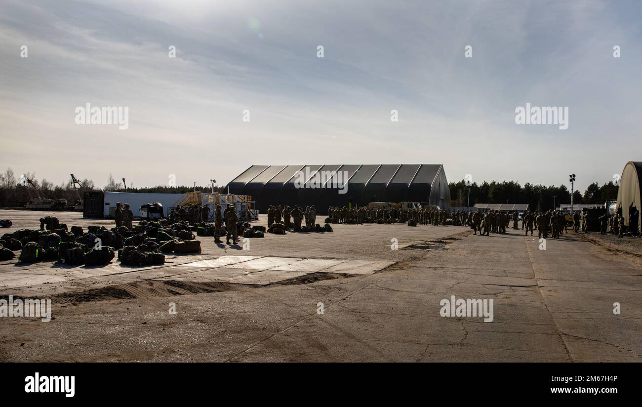 U.S. Soldiers assigned to the 3rd Battalion, 29th Field Artillery ...