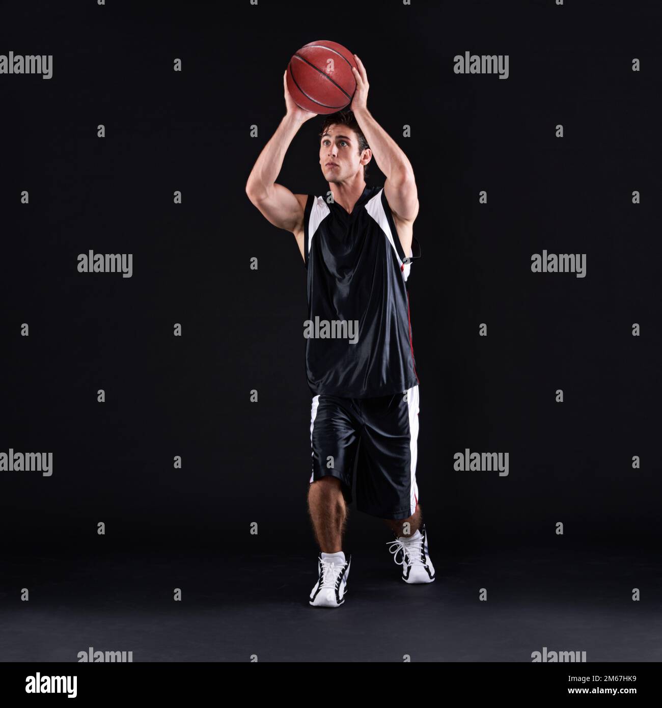 Basketball player shoots scores hi-res stock photography and images - Alamy