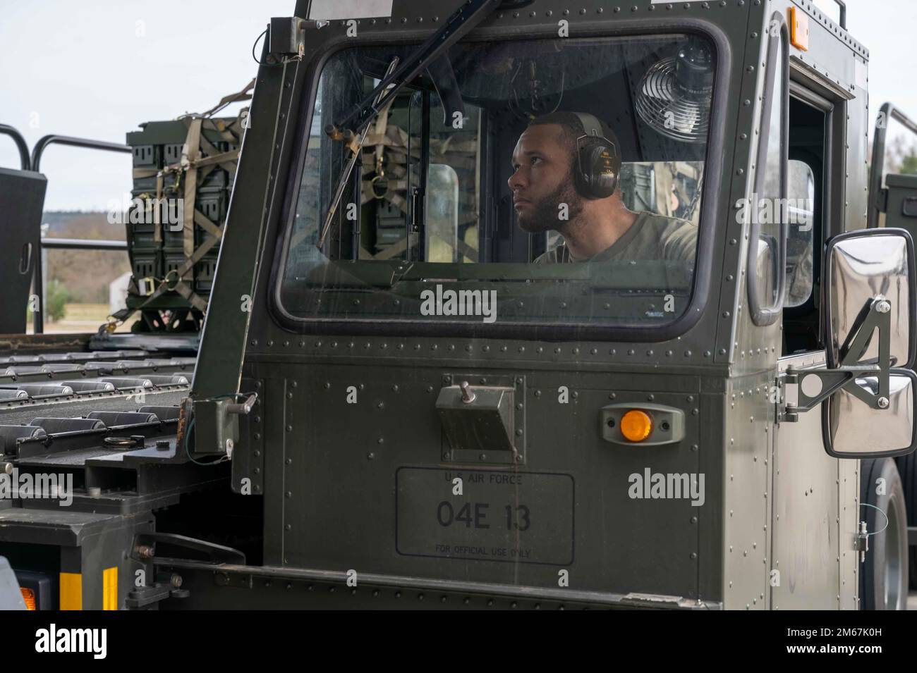 Global air mobility support system hi-res stock photography and images ...