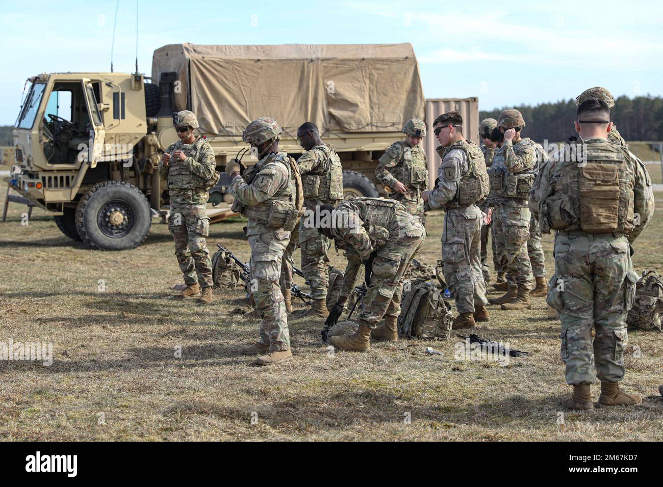 U.S. Army Soldiers assigned to 2nd Battalion, 34th Armored Regiment ...