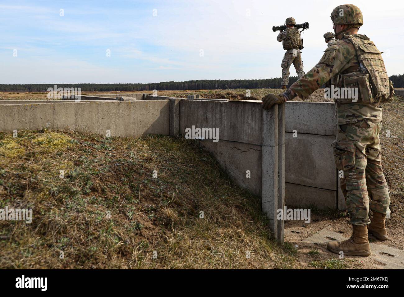 U.S. Army Soldiers assigned to 2nd Battalion, 34th Armored Regiment ...