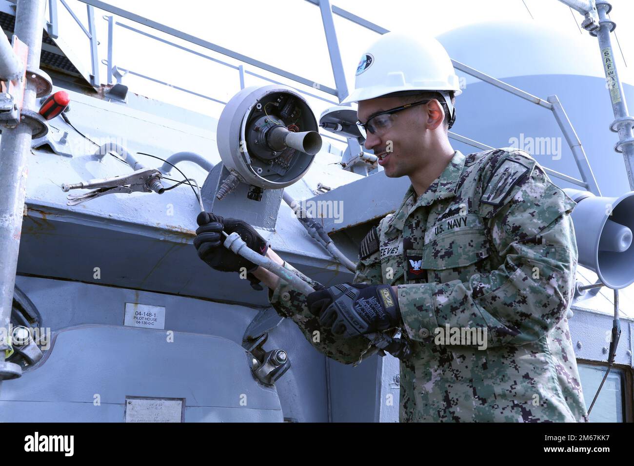 NORFOLK, Va. (Apr. 13, 2022) Electricians’s Mate 2nd Class Brandon ...