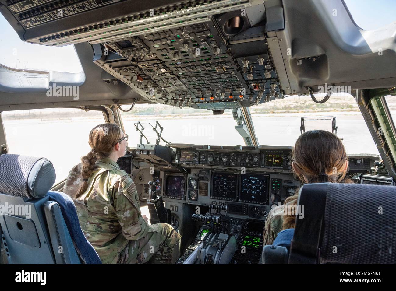 C 17 cockpit hi-res stock photography and images - Alamy