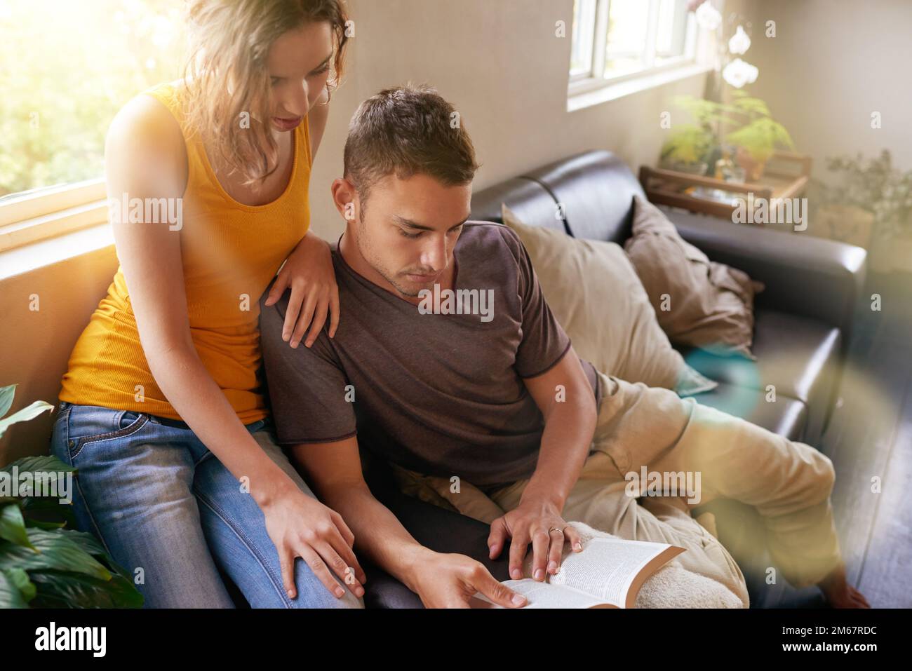 Boyfriend girlfriend reading book hi-res stock photography and images ...