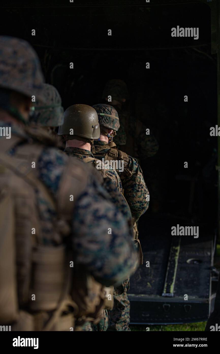 Marines with second platoon, Bravo Company, Marine Barracks Washington ...