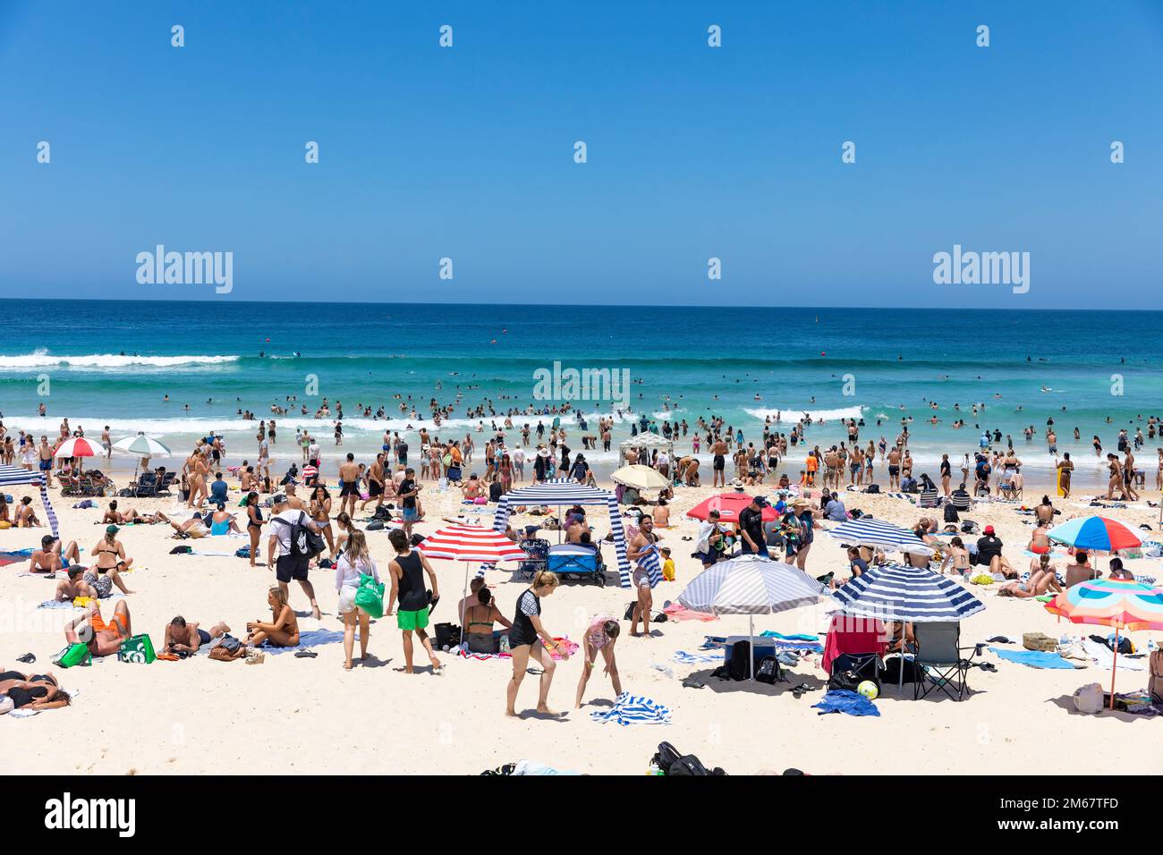 Bondi Beach in Sydney, summers day 2023, crowded beach and people in ...