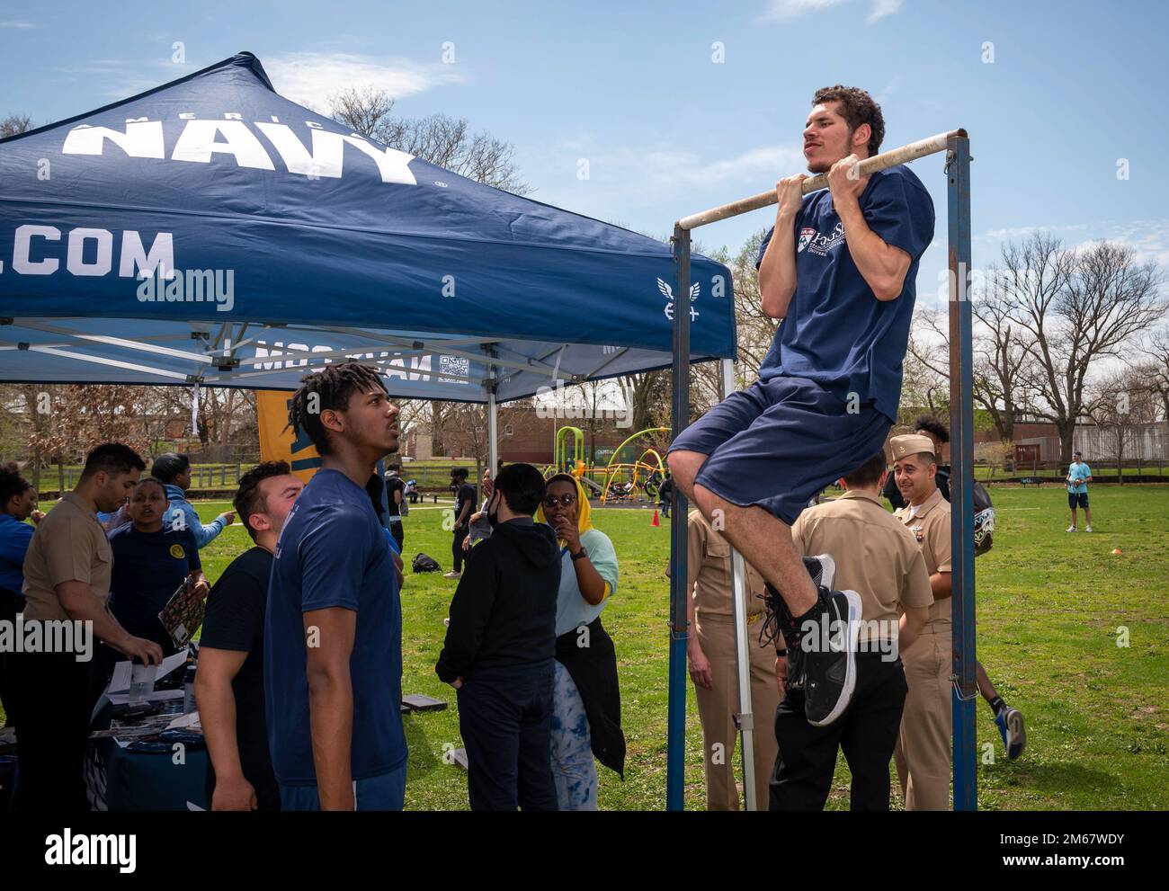 Navy pull up challenge hi-res stock photography and images - Alamy