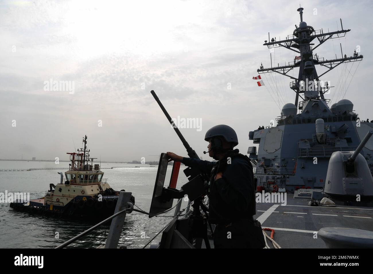 MANAMA, BAHRAIN (April 13, 2022) Gunner’s Mate 3rd Class Willson Castro ...
