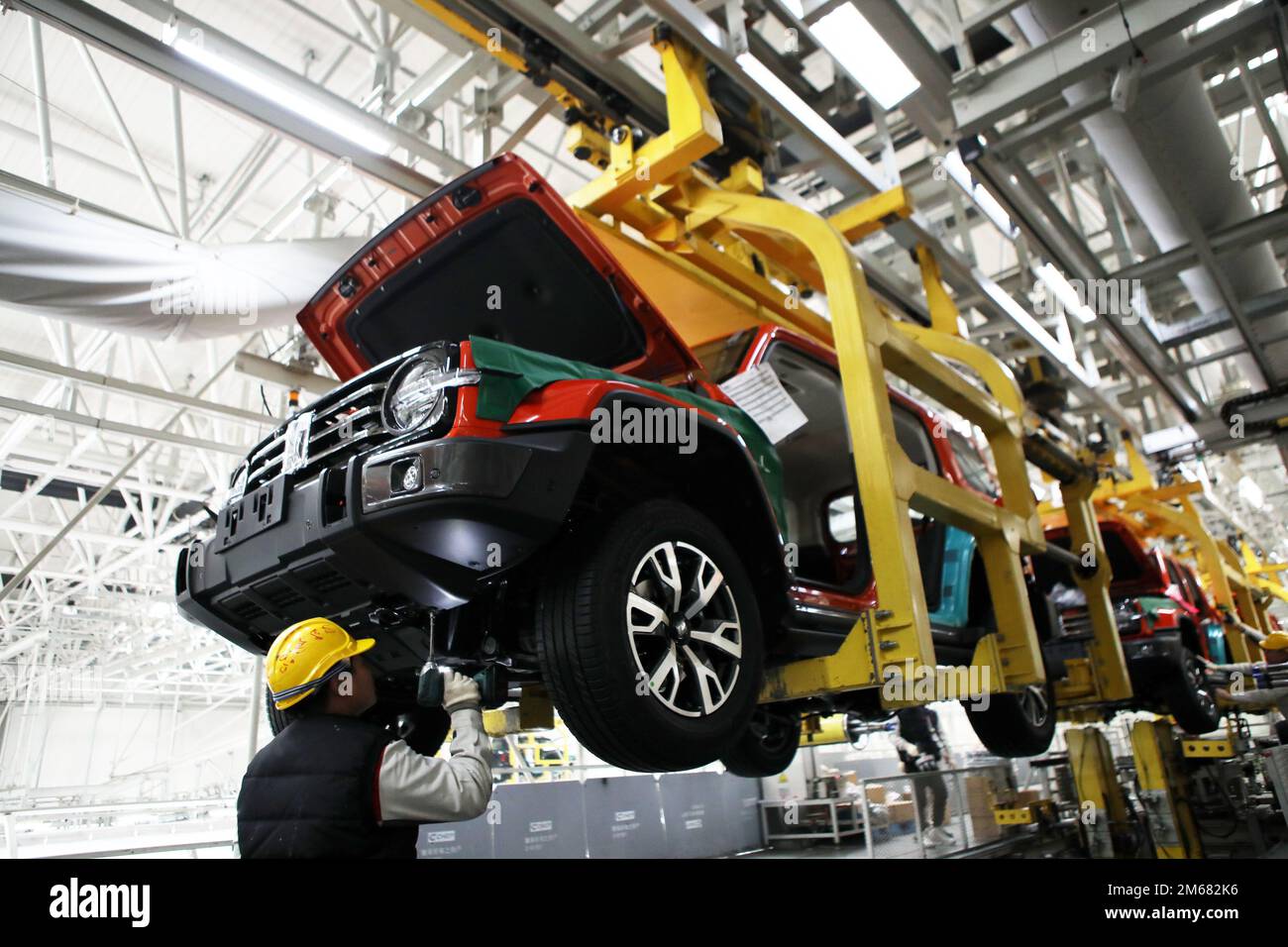 CHONGQING, CHINA - JANUARY 3, 2023 - Employees install tires on a tank ...
