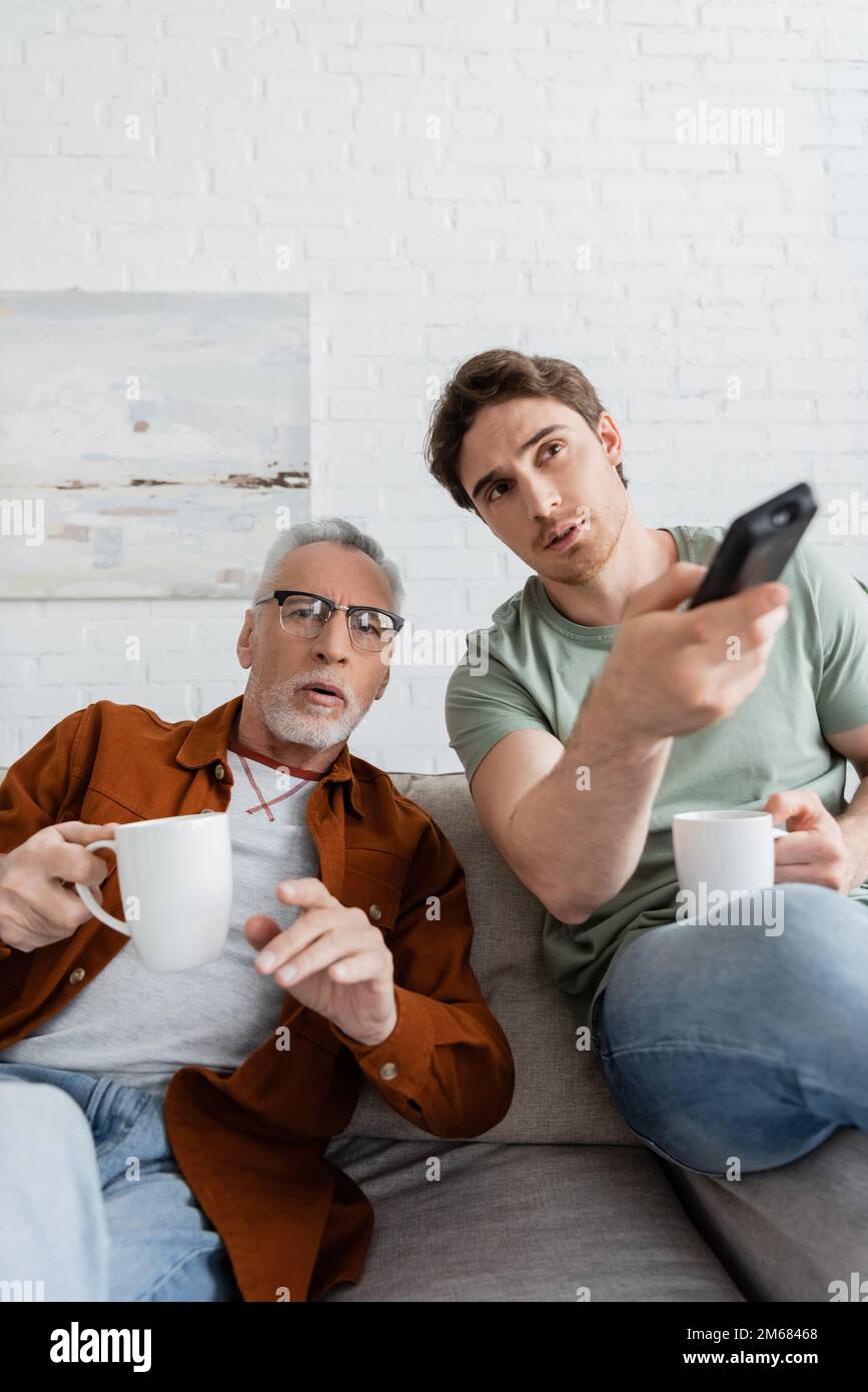 Family guy watch tv hi-res stock photography and images - Alamy