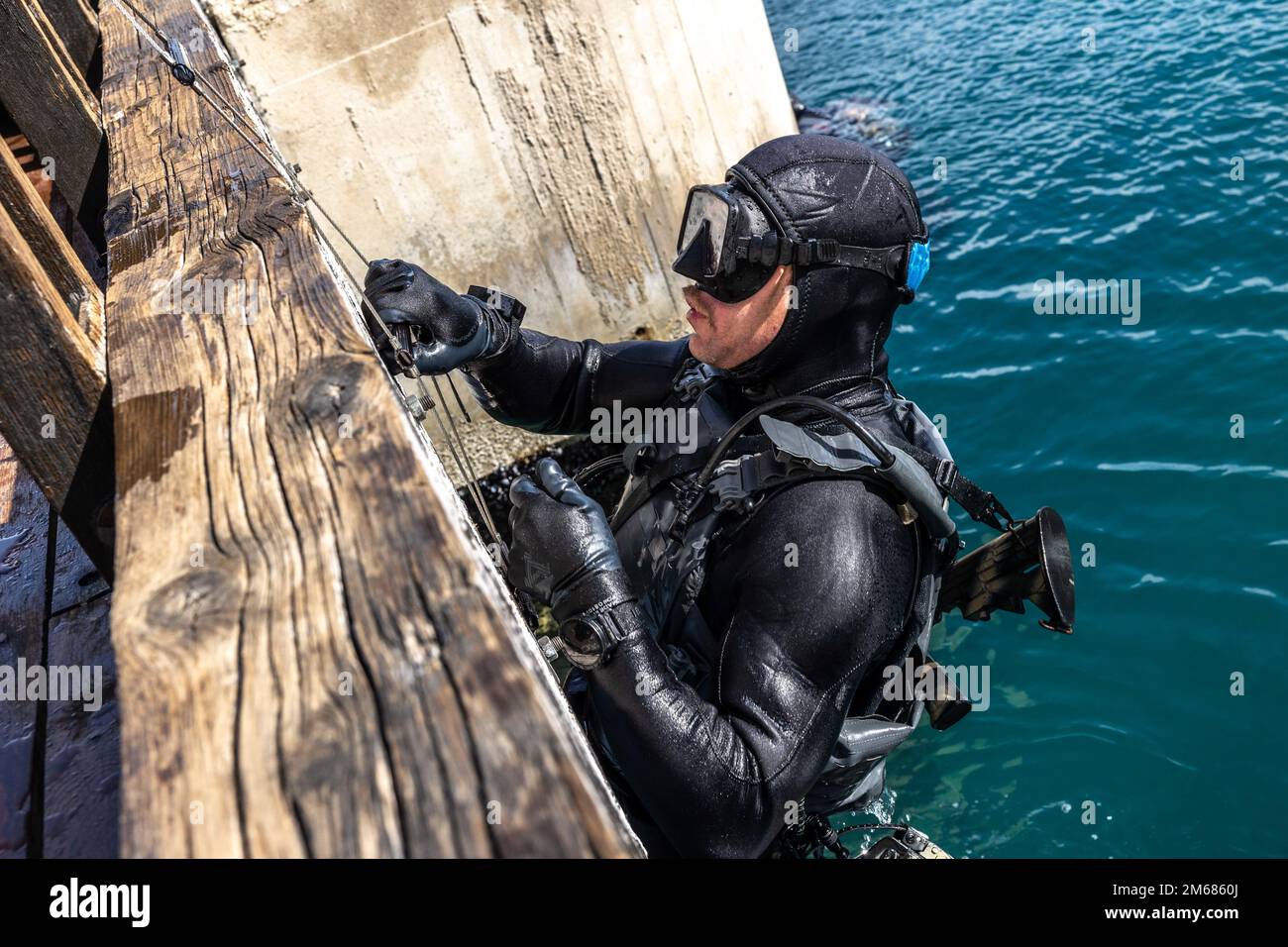 A member of U.S. Naval Special Warfare Task Unit Europe (NSWTU-E ...