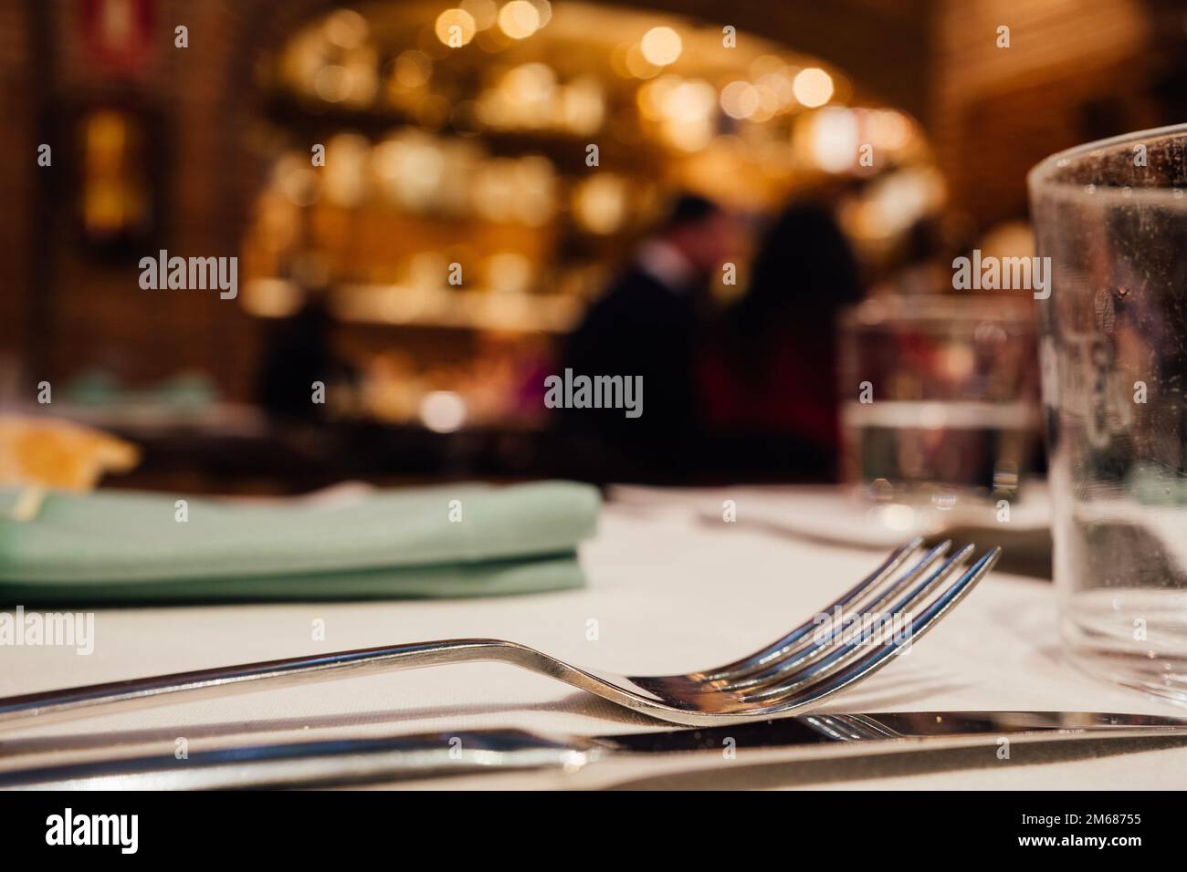 Restaurant interior people eating hi-res stock photography and images ...