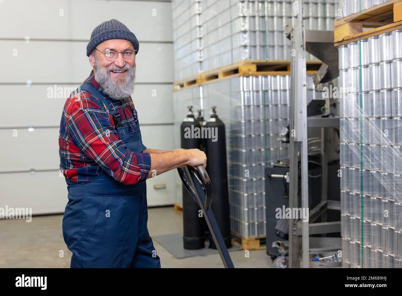 Worker working loader manufacturing hi-res stock photography and images ...