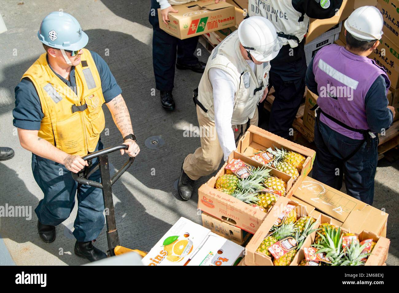 PHILIPPINE SEA (April 18, 2022) Sonar Technician (Surface) 1st Class ...