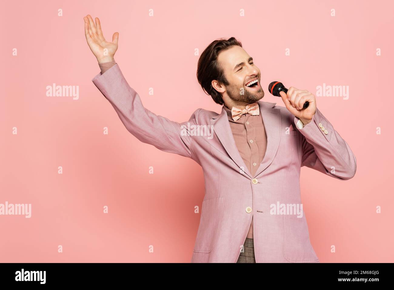 Young pink singer hi-res stock photography and images - Alamy