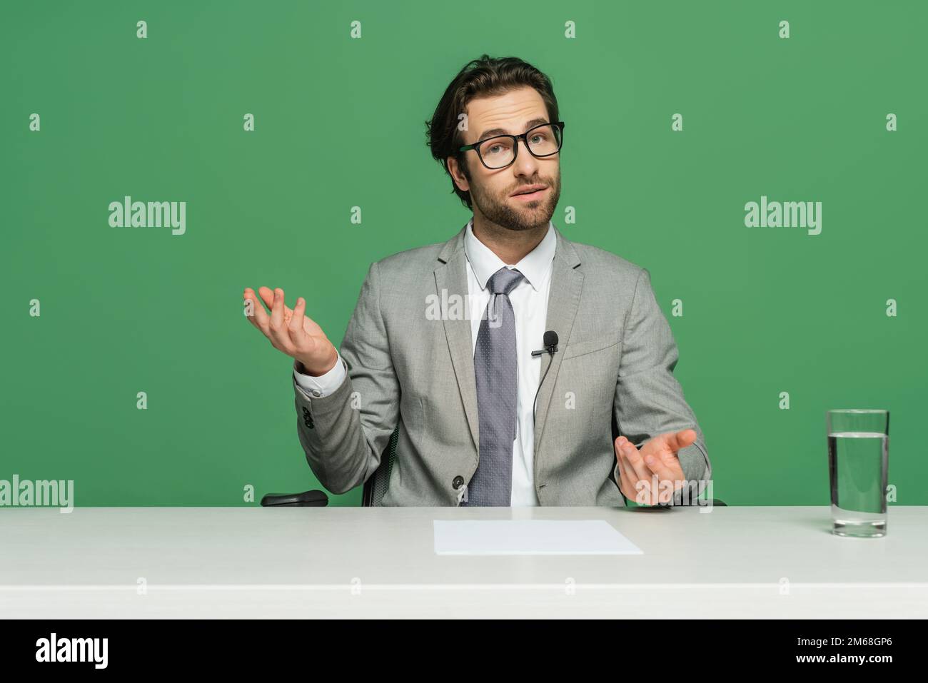 News anchor desk hi-res stock photography and images - Alamy