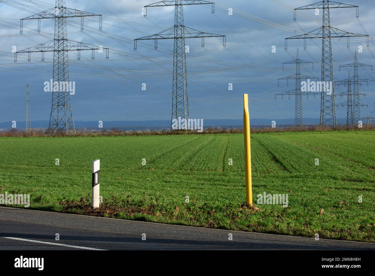Yellow marker lines hi-res stock photography and images - Alamy