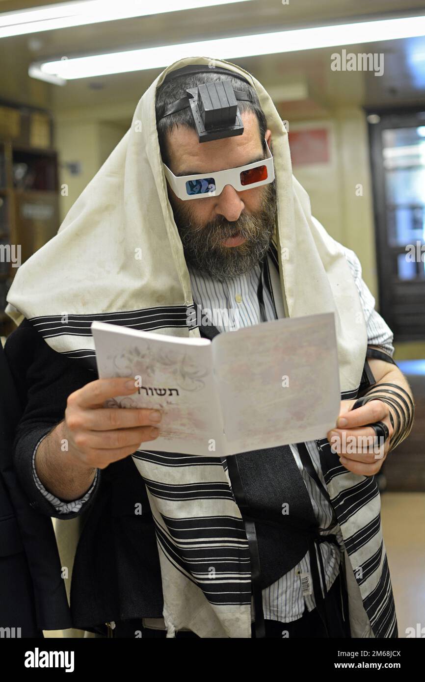 Cardbiard glasses hi-res stock photography and images - Alamy